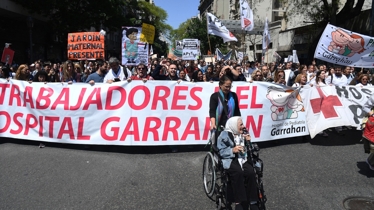 Trabajadores del Garrahan paran y marchan a Plaza de Mayo por recortes ...
