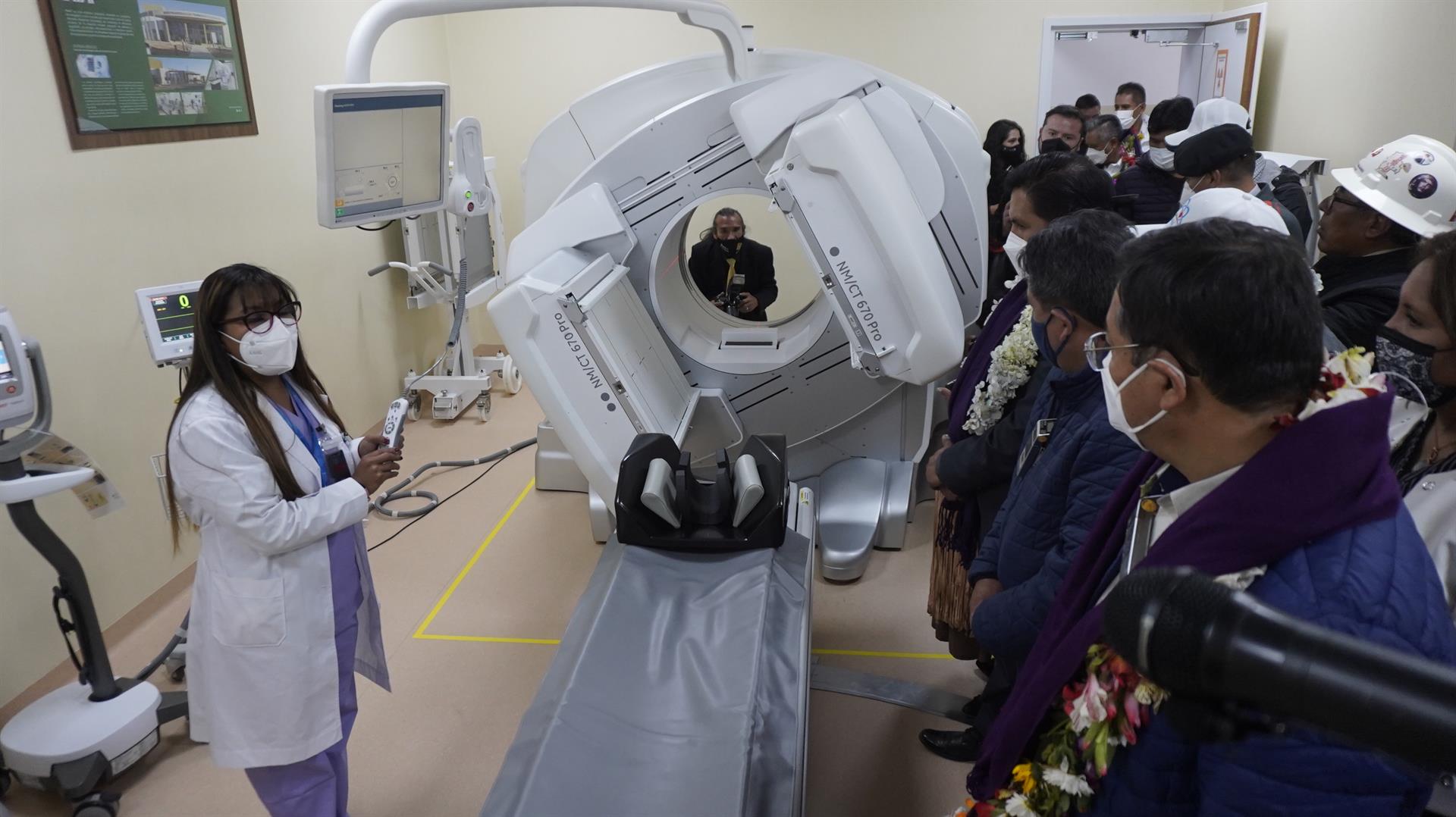 Bolivia: INVAP instala nueva tecnología en el Centro de Medicina ...